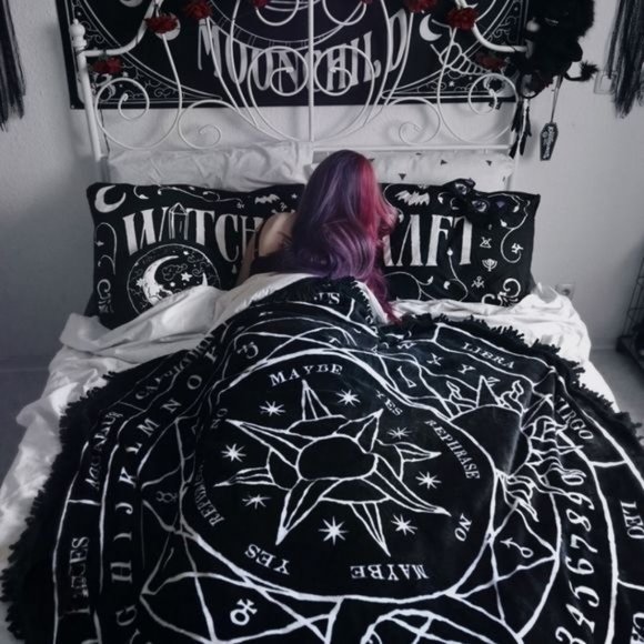 Killstar | Bedding | Killstar Stellar Round Blanket Black Lush Soft ...